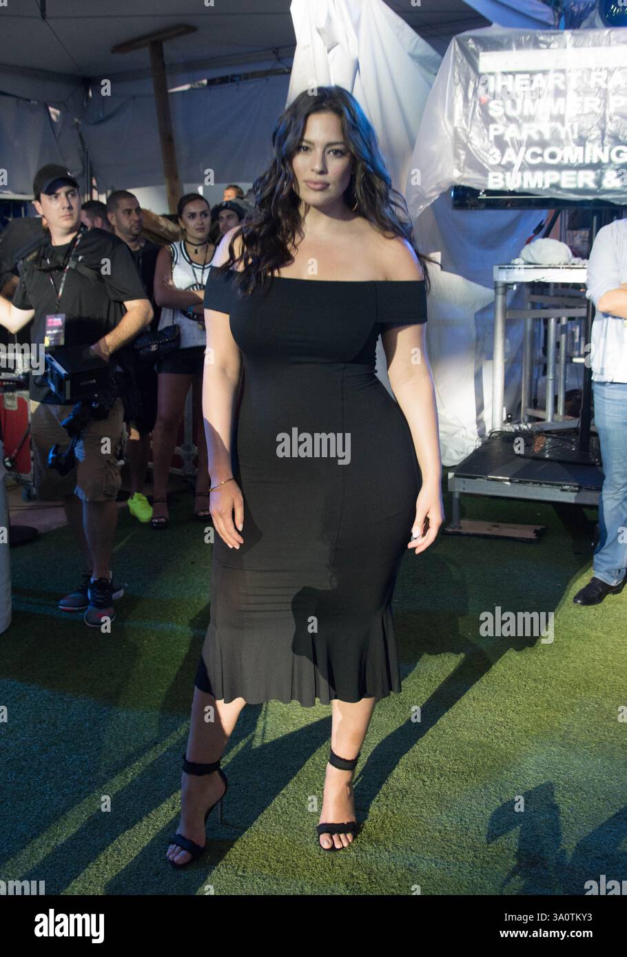 Ashley Graham assiste à la fête de la piscine d'été de la radio iHeart ...