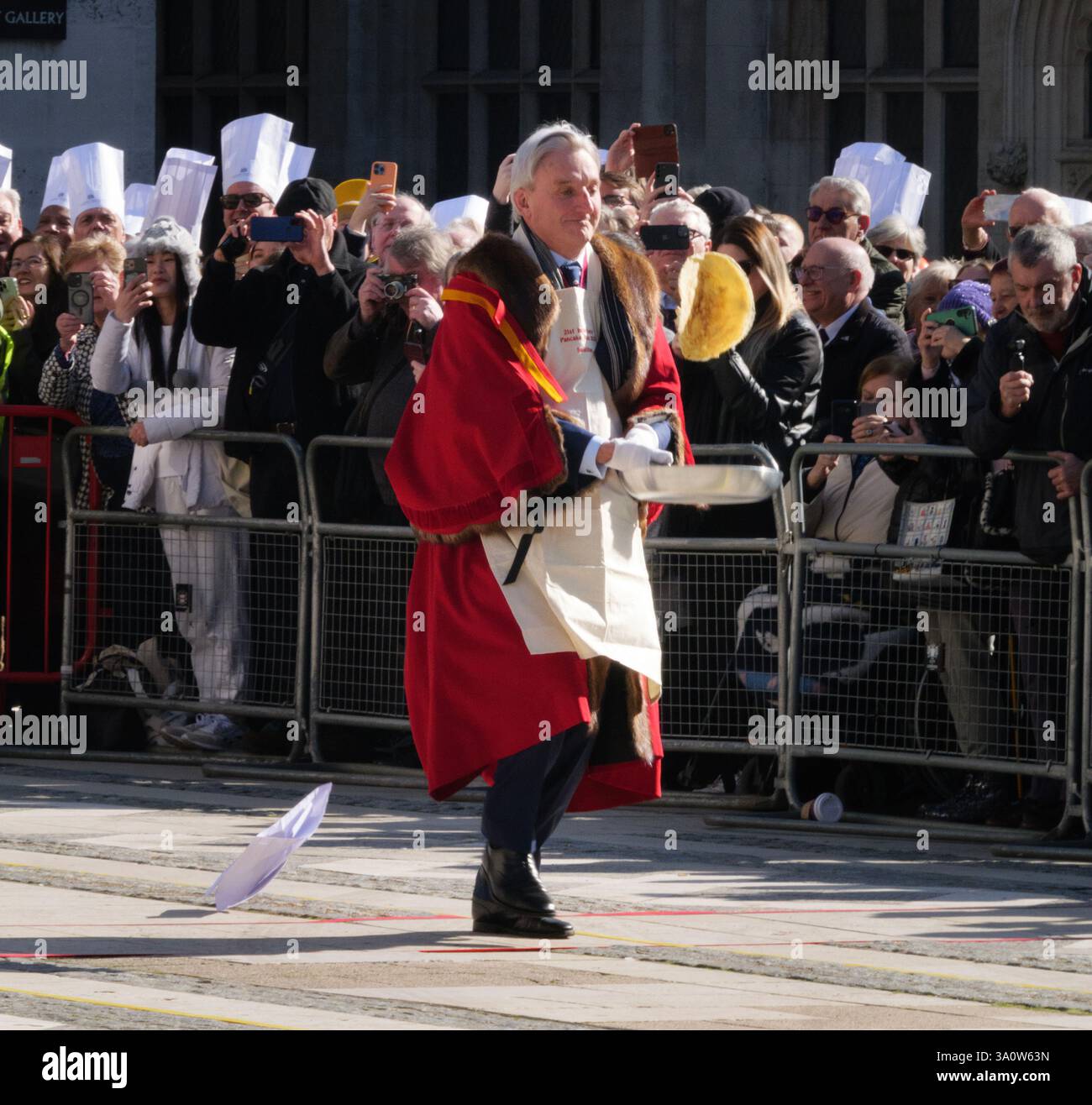 04 mars 2025, Inter-Livery Pancake Day Race à Guildhall Yard, Londres, Royaume-Uni – les membres ...