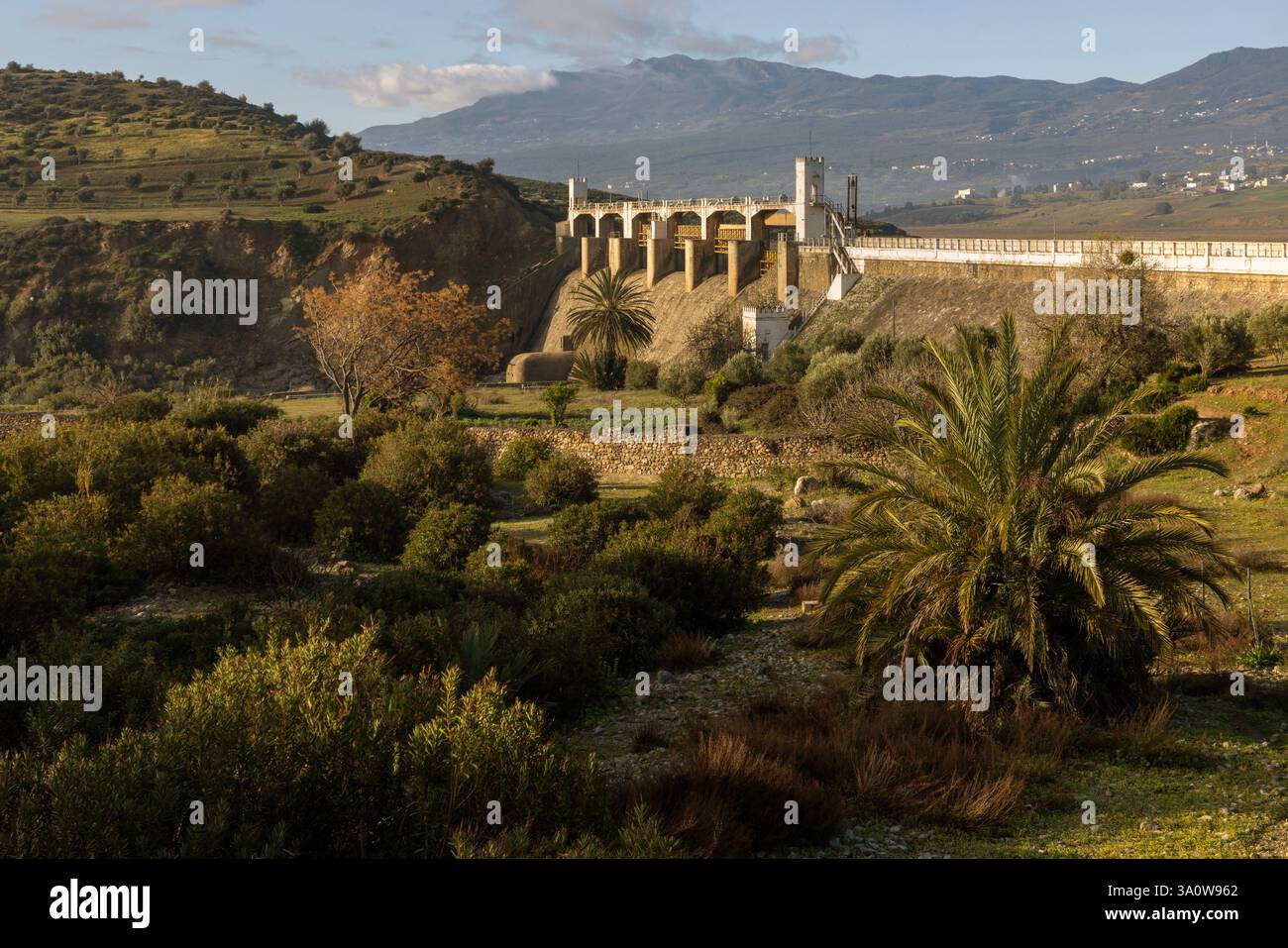 La rivière et le barrage Oued Laou près de Chefchaouen, Maroc est ...