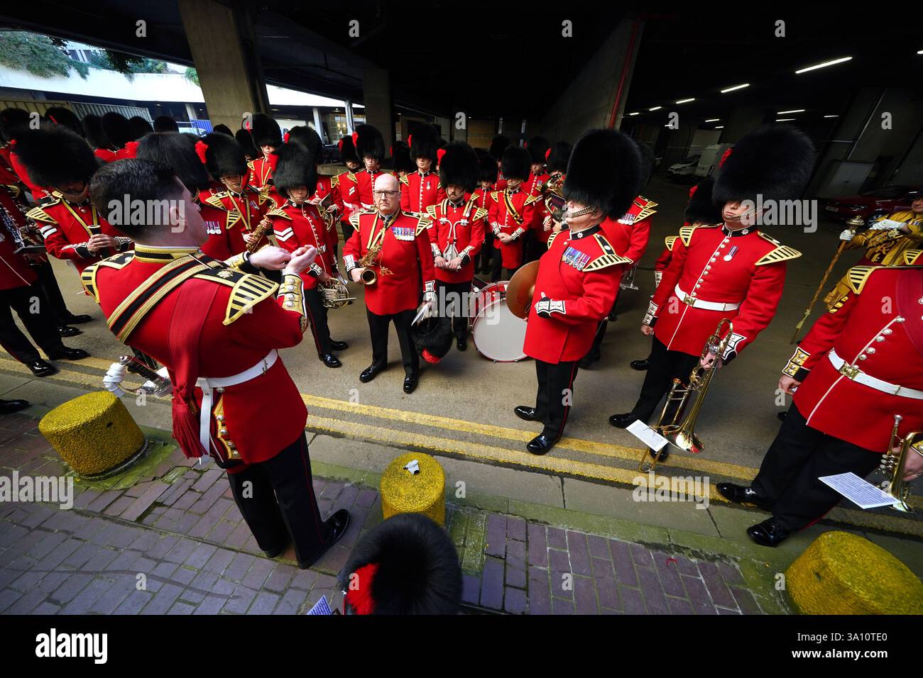 No 7 Company Coldstream Guards, avant une inspection par l'officier ...