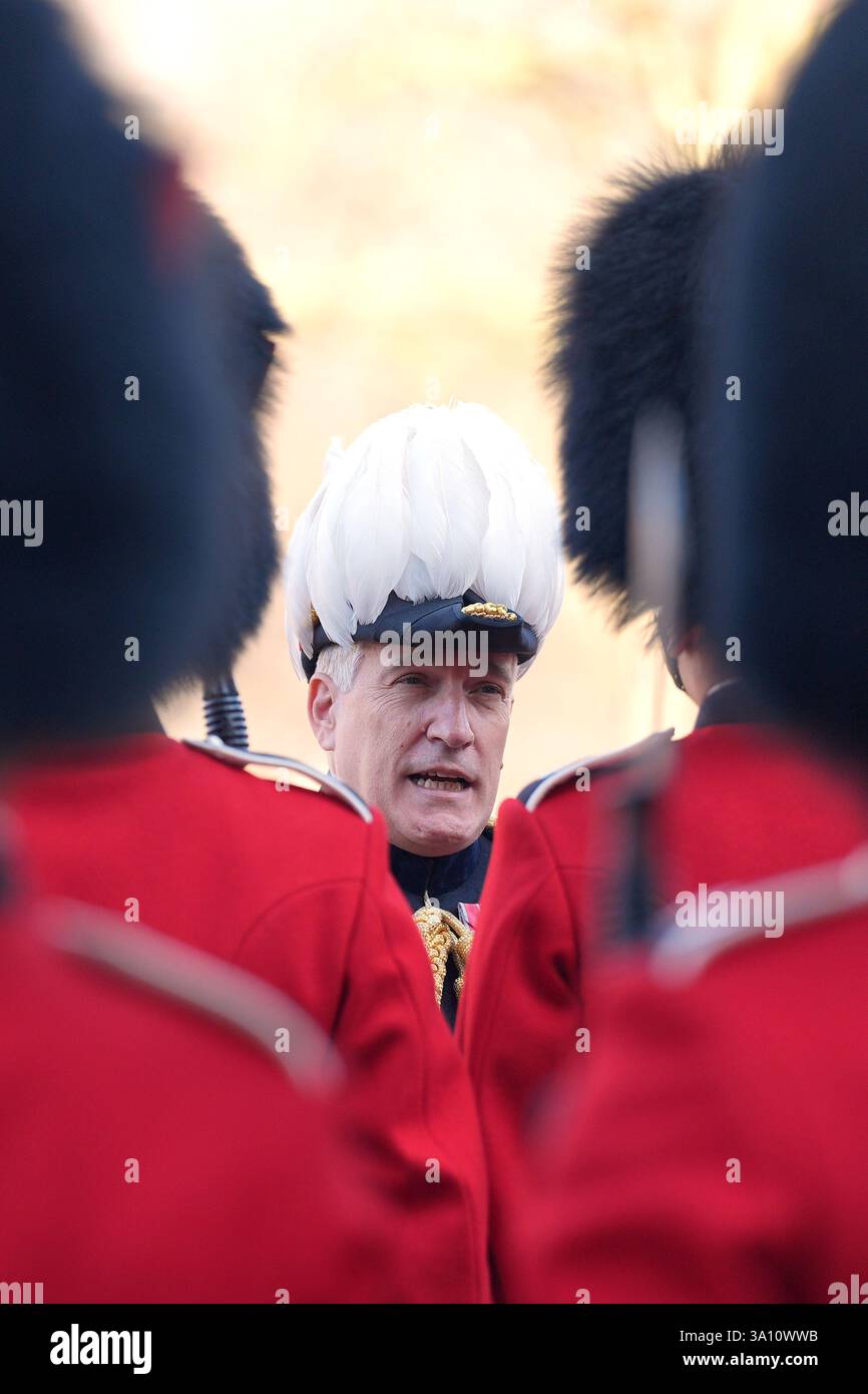 Officier général commandant la division Household, major-général James ...