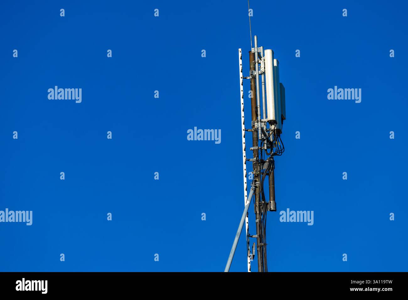 Antenne sur le toit d'un bâtiment, réception de la télévision terrestre ...