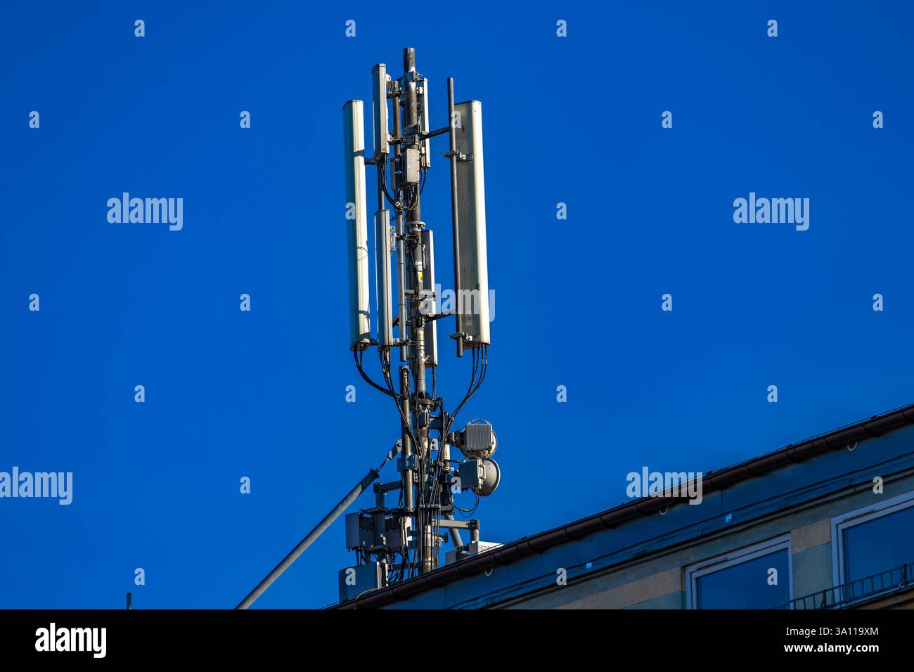 Antenne sur le toit d'un bâtiment, réception de la télévision terrestre ...