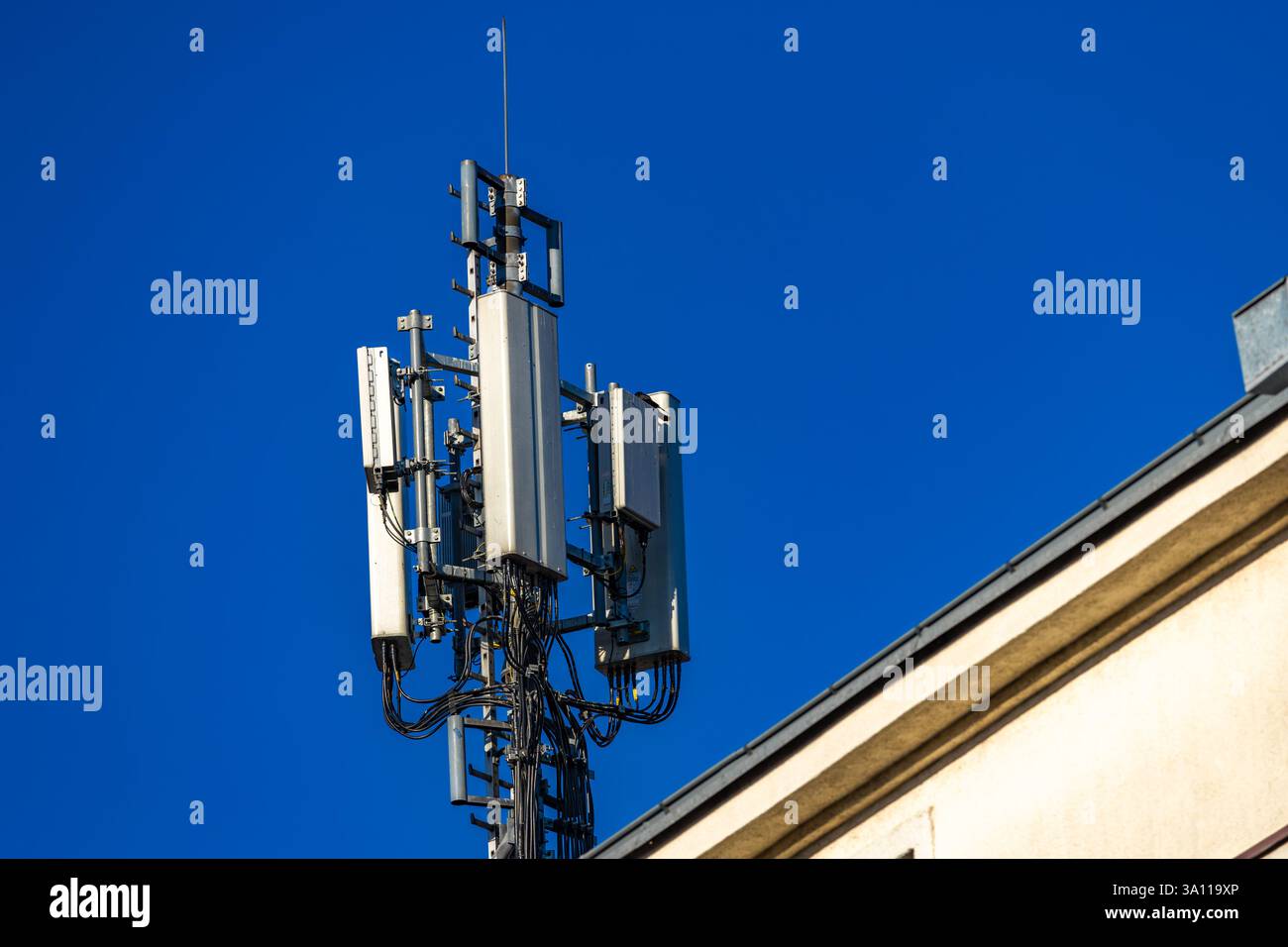 Antenne sur le toit d'un bâtiment, réception de la télévision terrestre ...