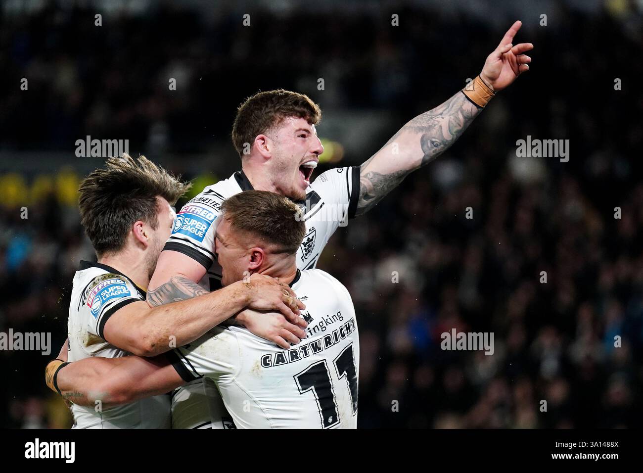 Jed Cartwright du Hull FC (au centre) célèbre ses coéquipiers après ...