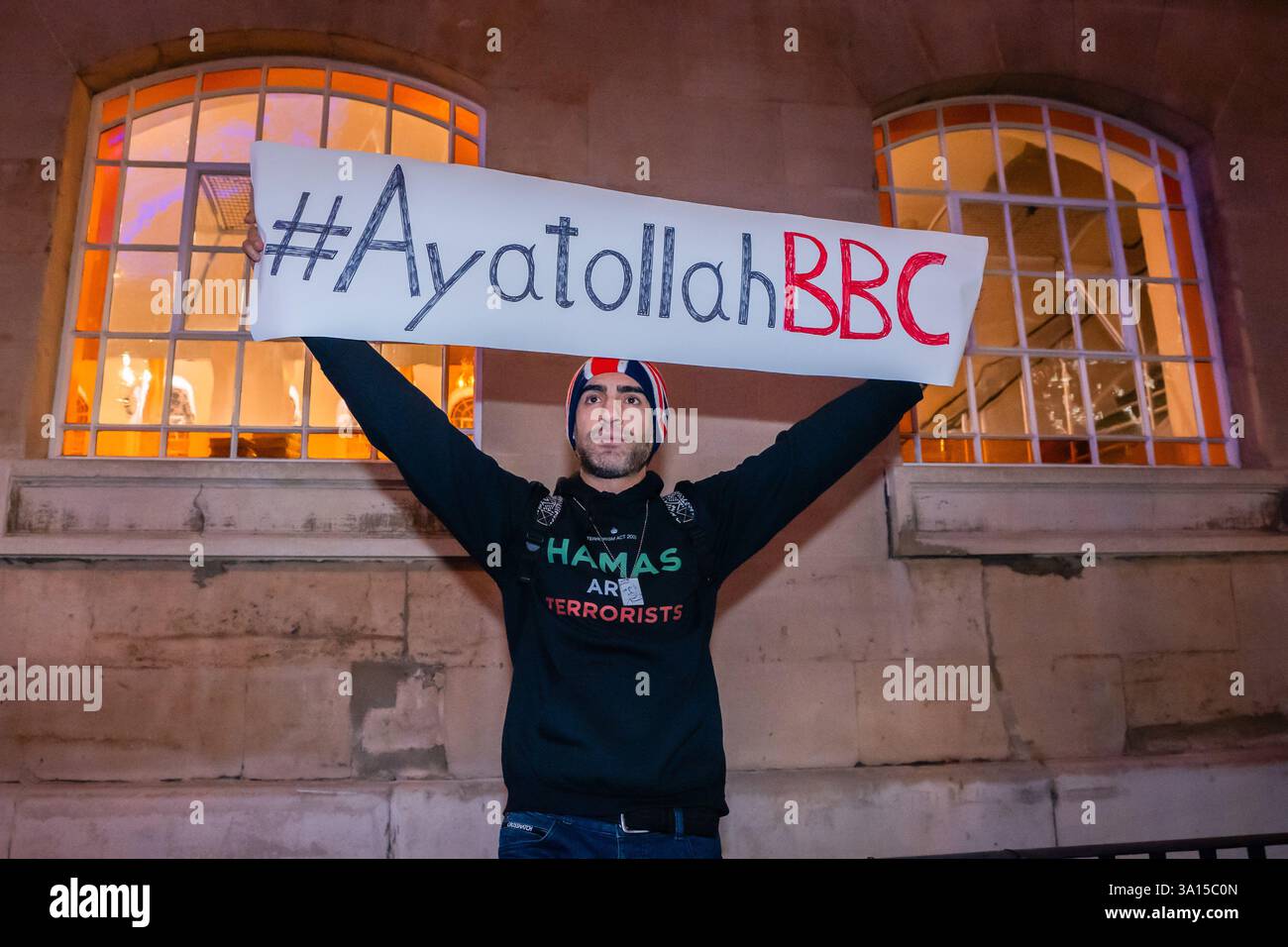 Londres, Royaume-Uni. 06 mars 2025. L'iranien Niyak Ghorbani tient une ...