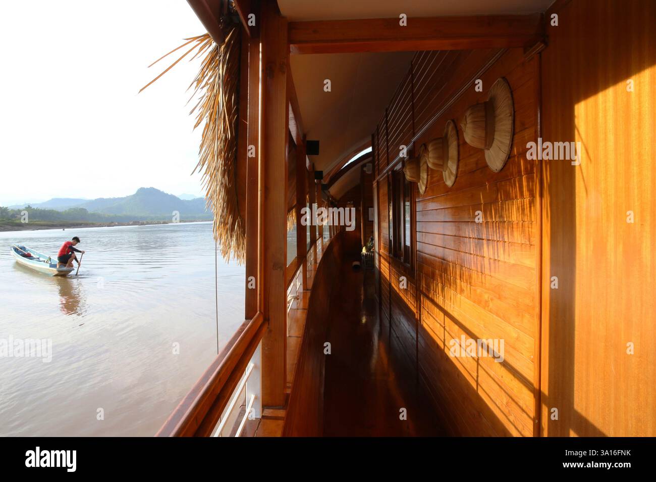 Laos, fleuve Mékong, passages en teck sur le Gypsy, une barge de rive ...
