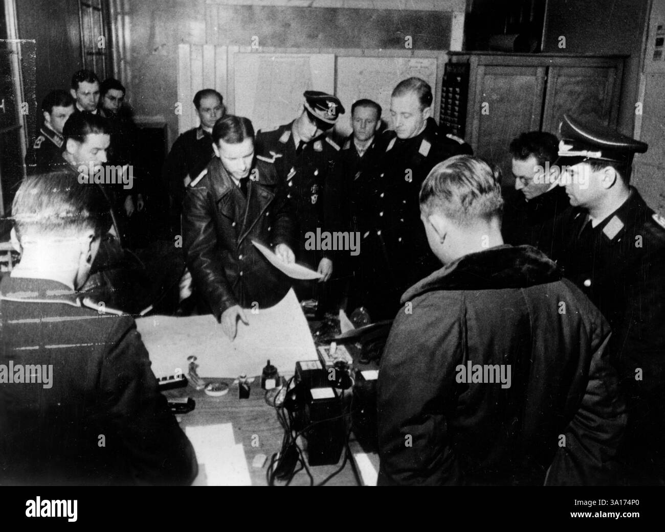 Au cours d'un briefing avec un groupe d'escadron de chasse, un ...