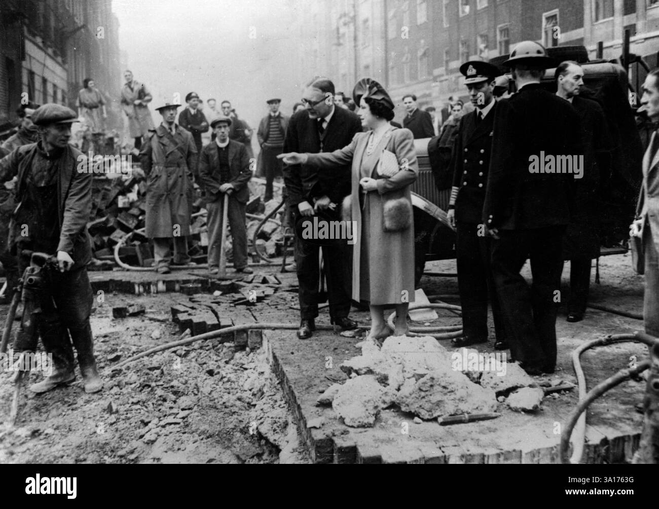 Le roi George VI et son épouse Elizabeth visitent des maisons détruites ...