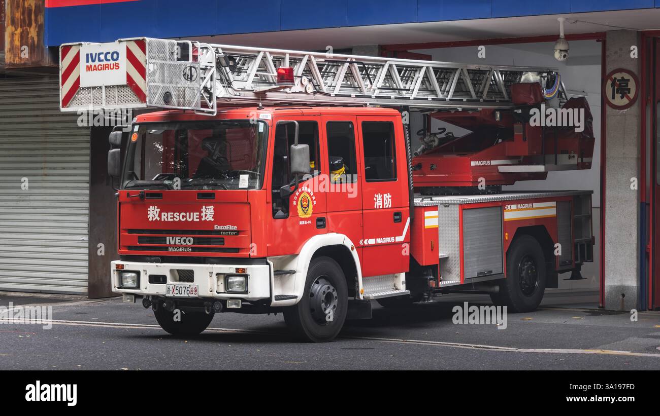 Un pompier à échelle à platine tournante Iveco Magirus 37M stationné à ...