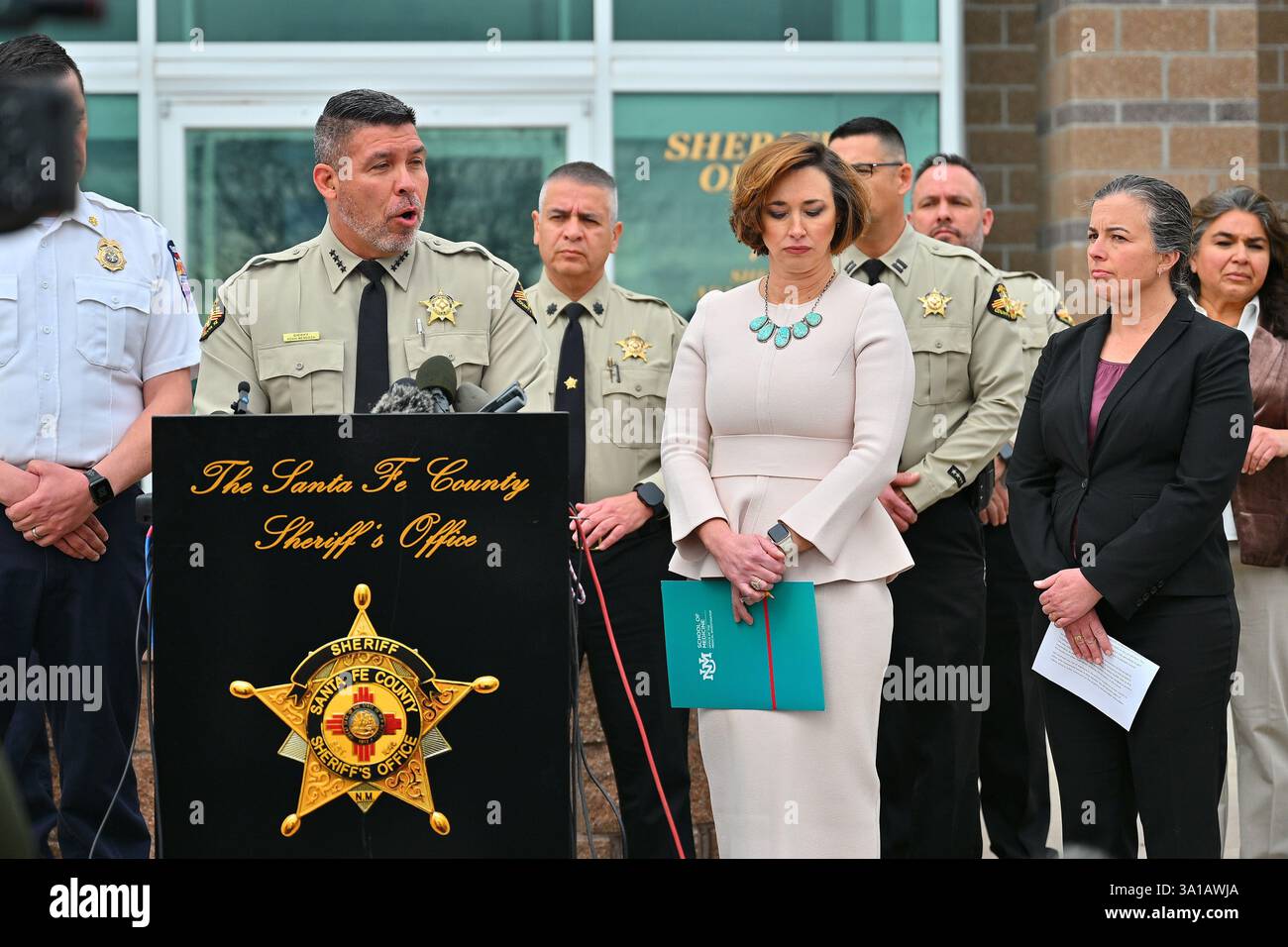 Santa Fe, États-Unis. 07 mars 2025. Le shérif du comté de Santa Fe Adan ...