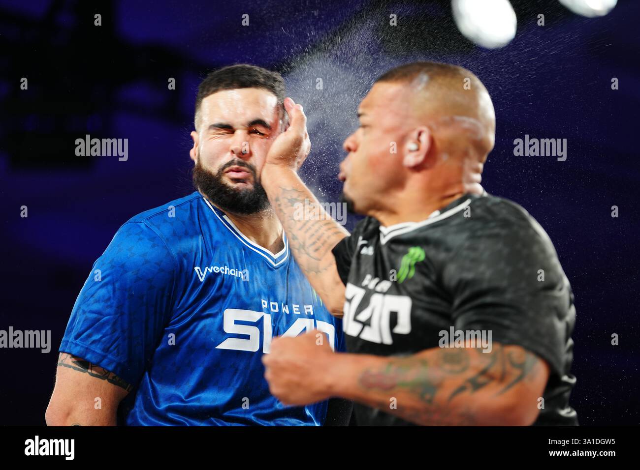 LAS VEGAS, NV - 7 MARS 2025 : Wes Mena et Aaron Turner se rencontrent ...