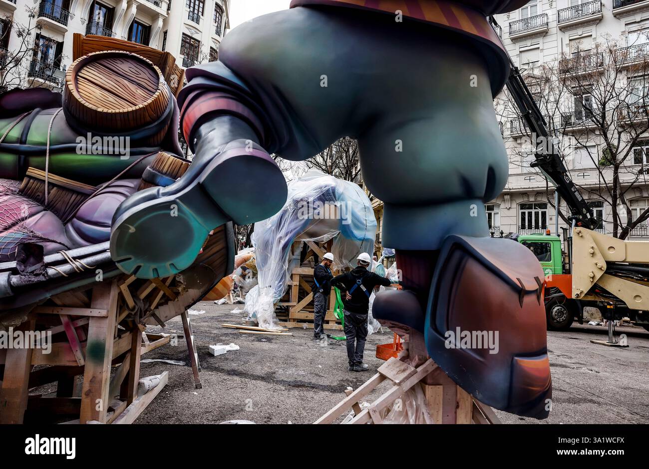 Workers assemble the falla Admirante Cadarso, on March 10, 2025, in ...