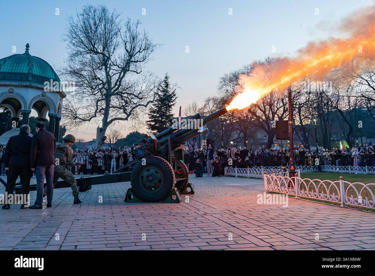 ISTANBUL, TURKIYE - 1er MARS 2025 : incendie du canon Iftar pour avoir ...