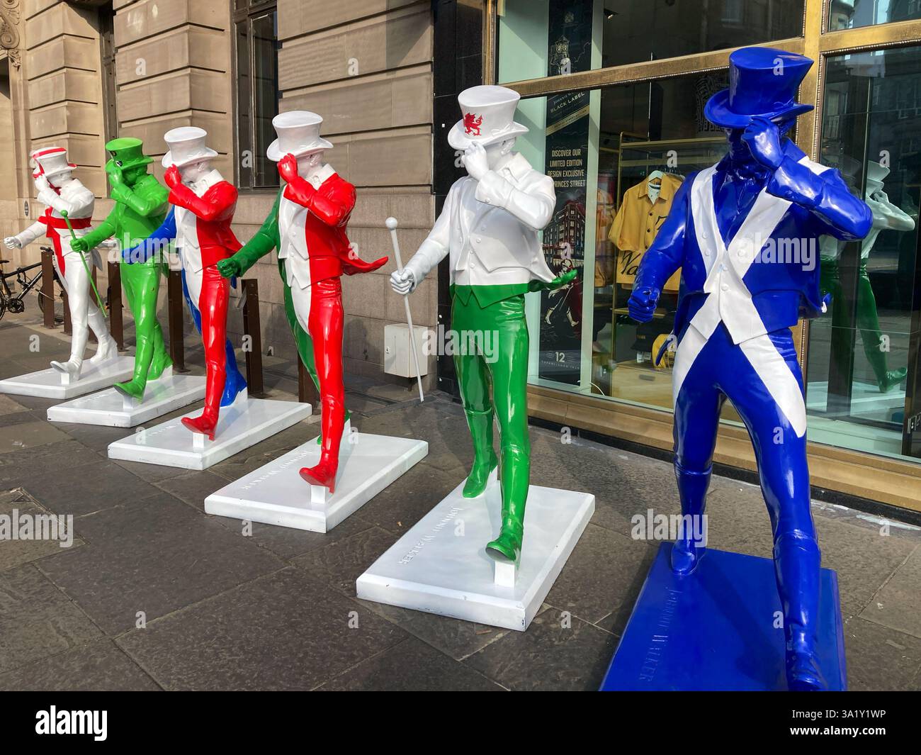 Johnnie Walker Whisky Striding Man statues aux couleurs du rugby des ...