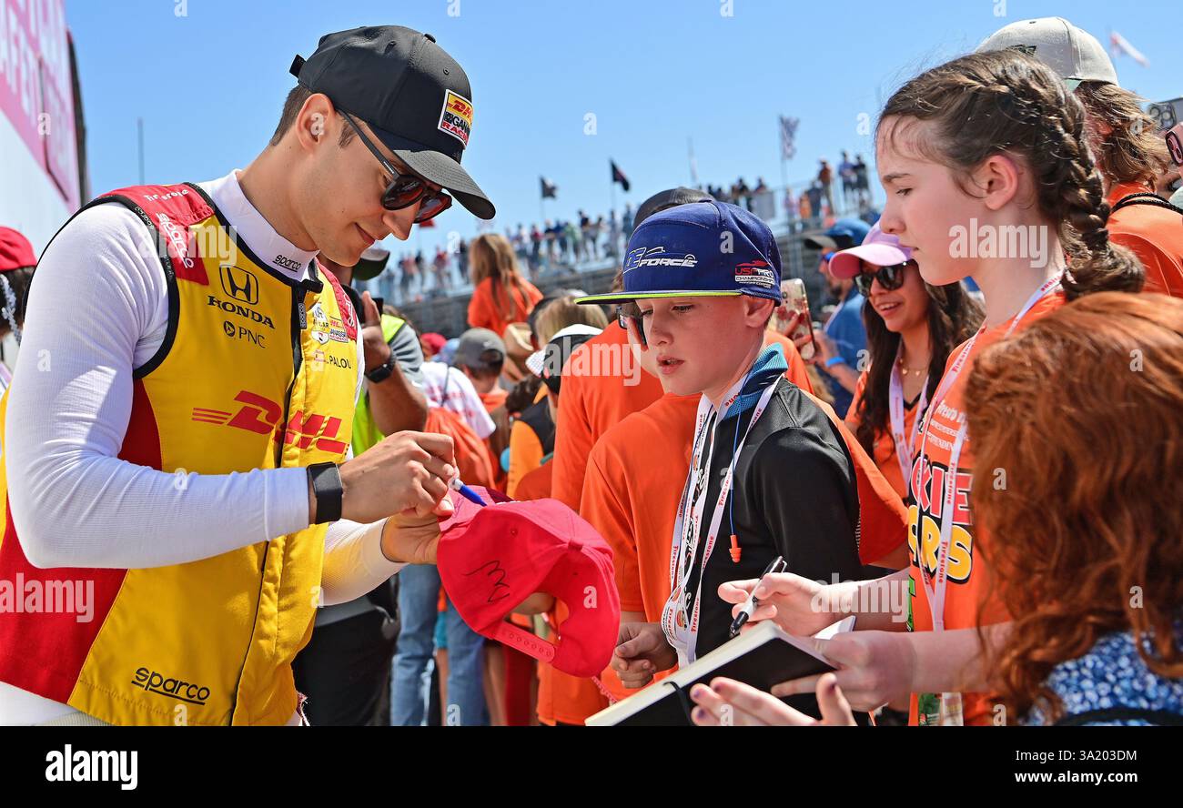 Le pilote d'IndayCar Alex Palou signe des autographes avant le départ ...