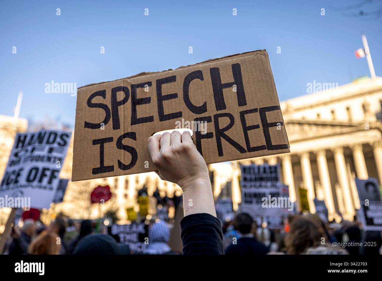 10 mars 2025, New York City, New York, États-Unis : un manifestant ...