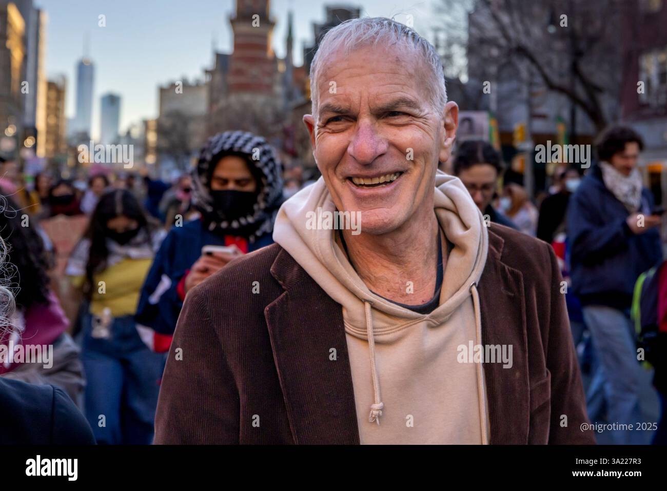 Le politologue et activiste américain Norman Finkelstein marche lors d ...