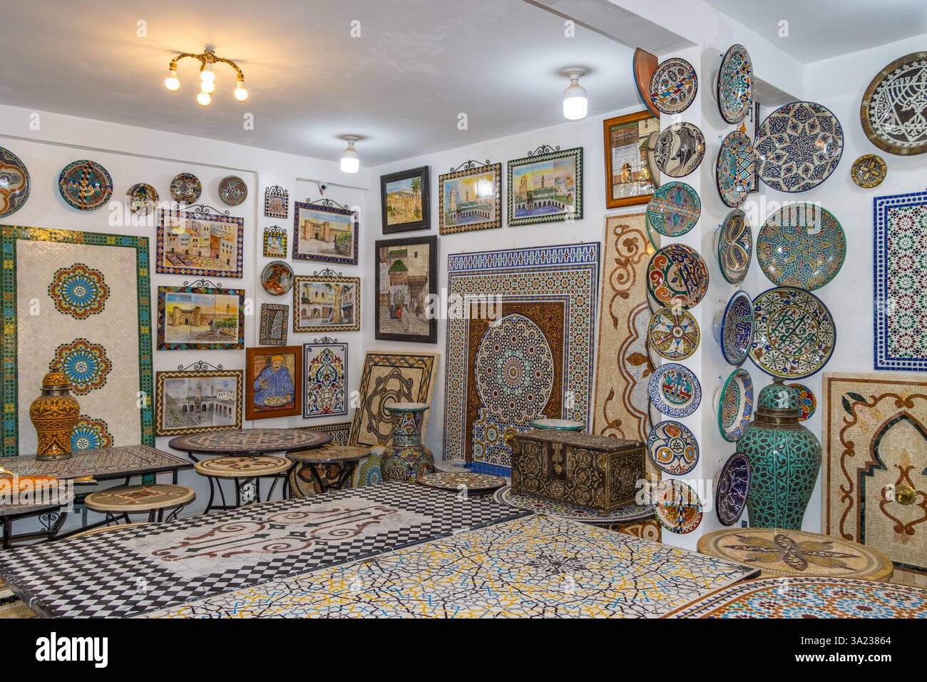 Un potier marocain crée des céramiques dans un atelier de l’ancienne ...