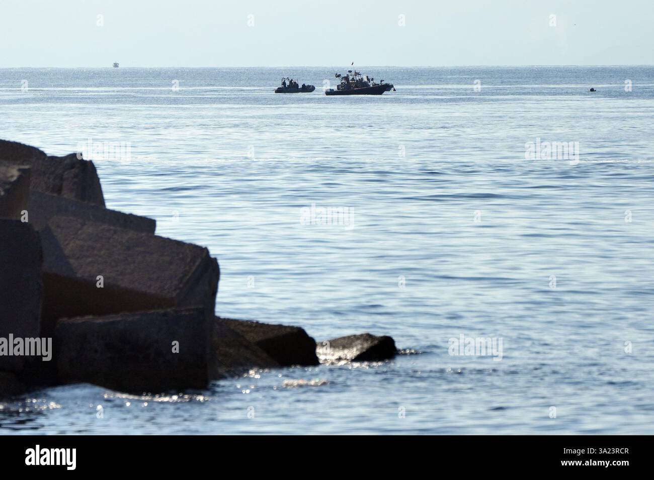 Bateaux de sauvetage sur l'eau le cinquième jour de l'opération de ...