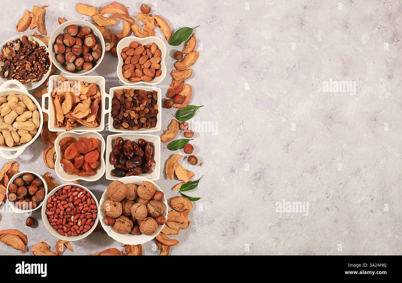 Assortiment de diverses noix et fruits secs, concept de nourriture ...