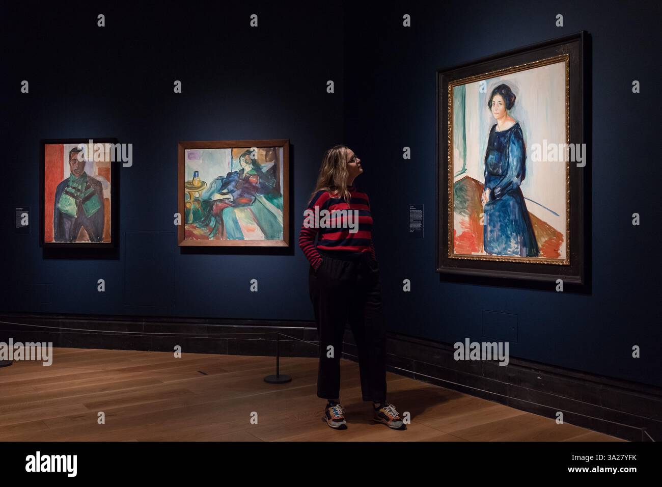 LONDRES, ROYAUME-UNI - 12 MARS 2025 : un membre du personnel de la ...