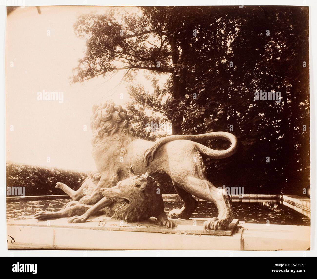 Une photographie rapprochée de la Fontaine de Diane à Versailles ...