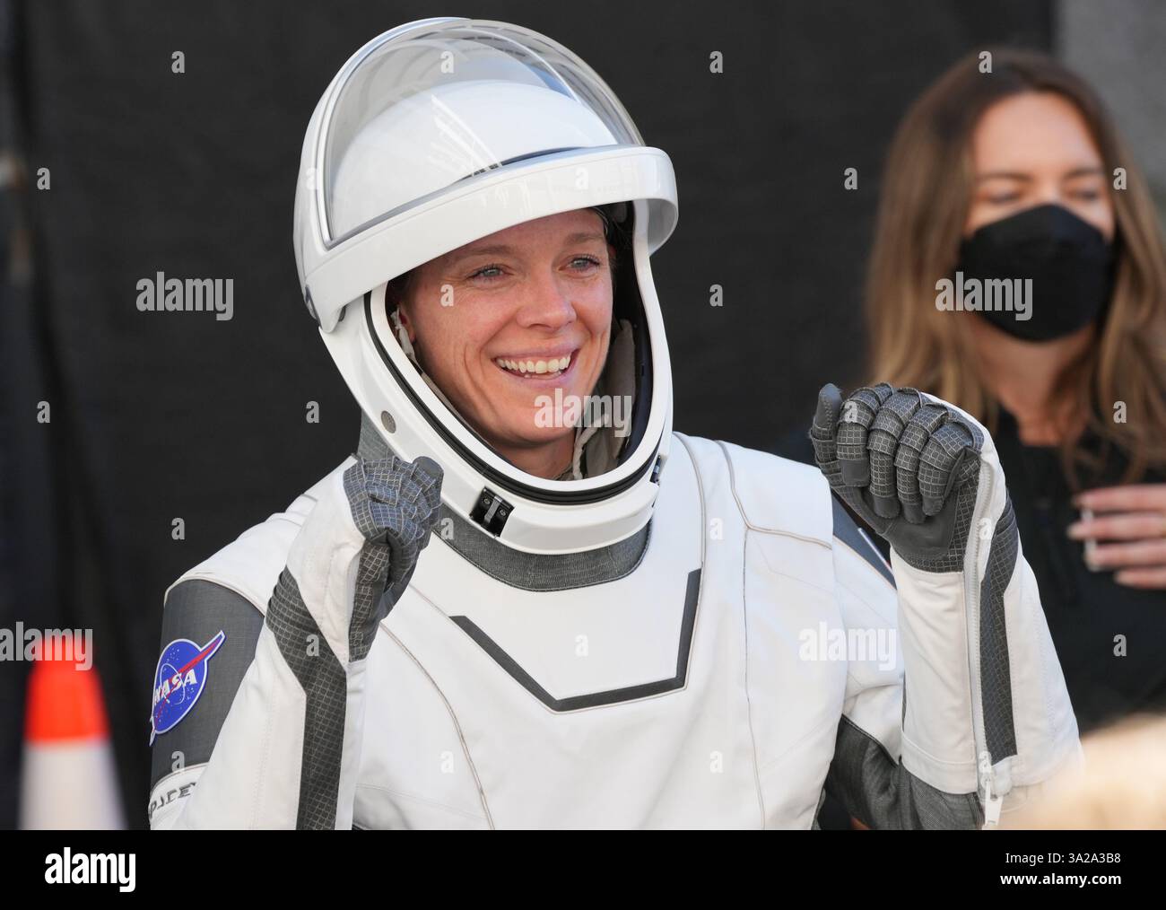 L'astronaute de la NASA Nichole Ayers de la mission SpaceX NASA Crew-10 ...