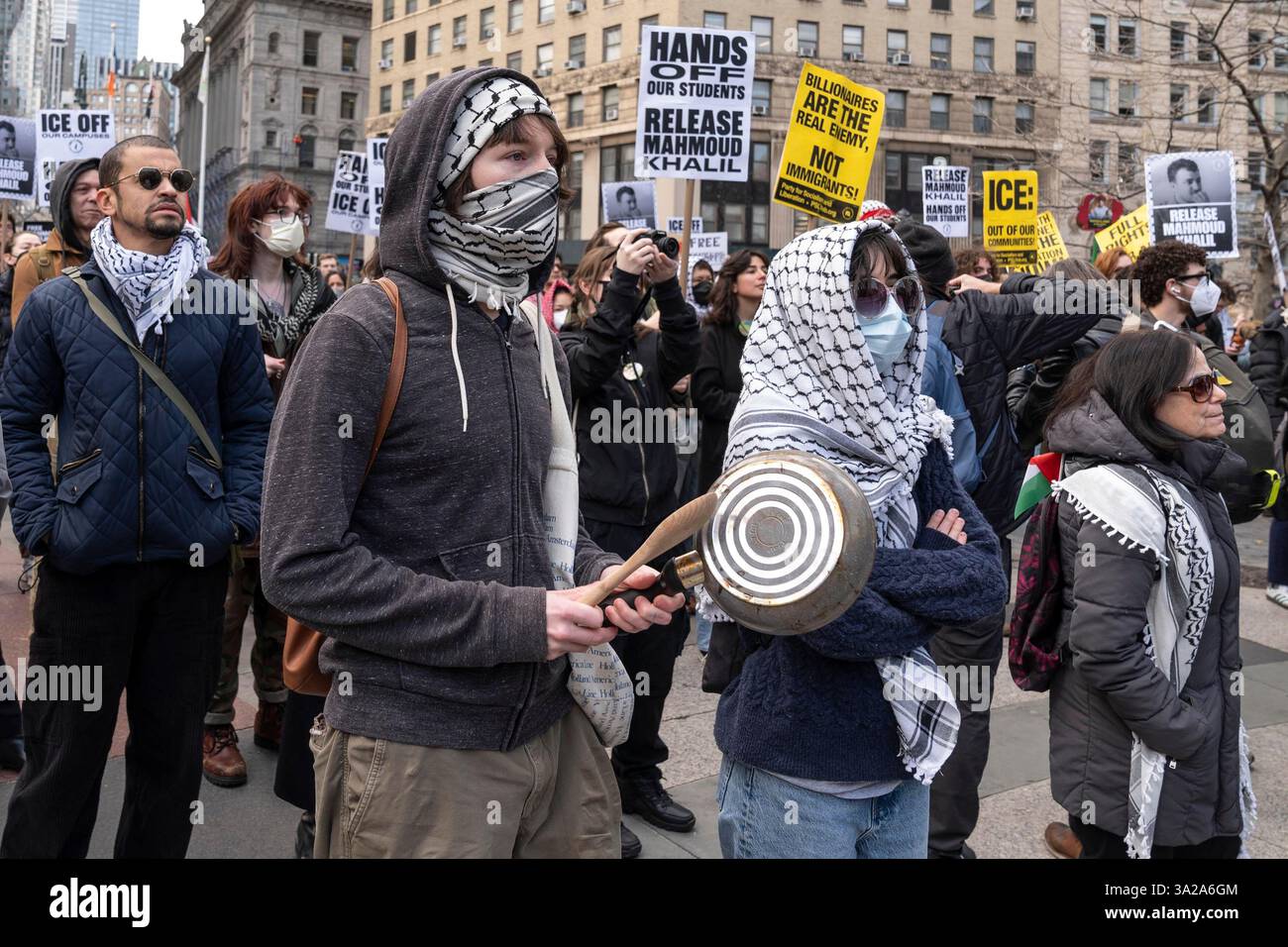 New York, New York, États-Unis. 12 mars 2025. Des centaines de ...