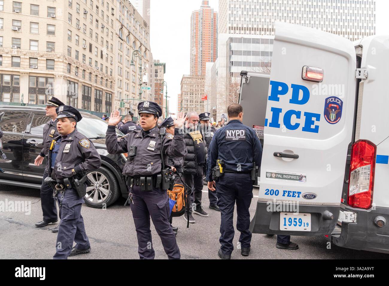 New York, New York, États-Unis. 12 mars 2025. Des centaines de ...