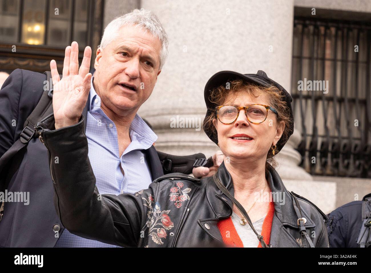 Susan Sarandon, partisane de Mahmoud Khalil, sort de la cour alors que des centaines de ...
