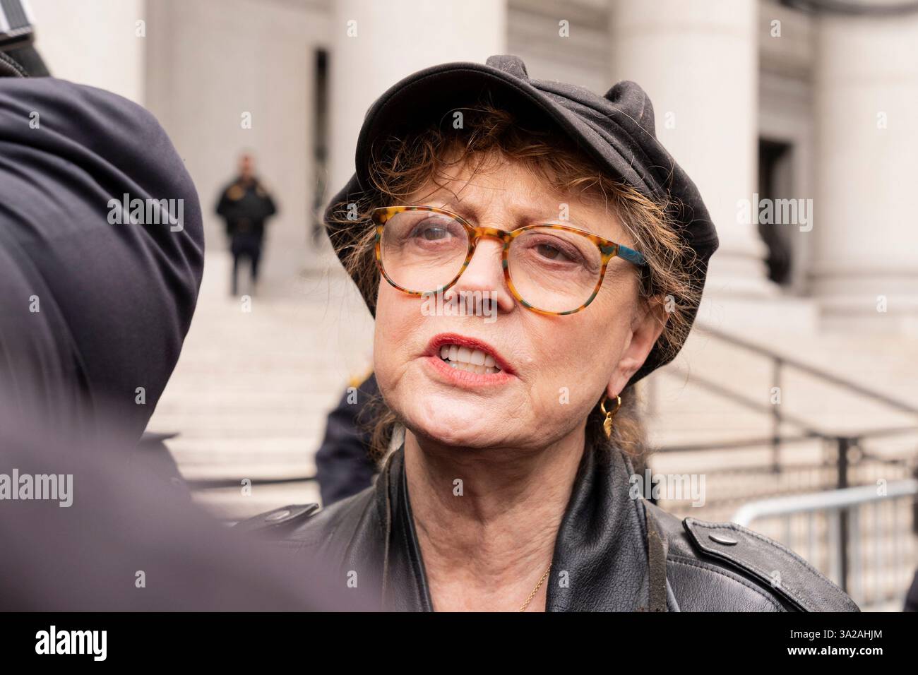 Susan Sarandon, partisane de Mahmoud Khalil, sort de la cour alors que ...