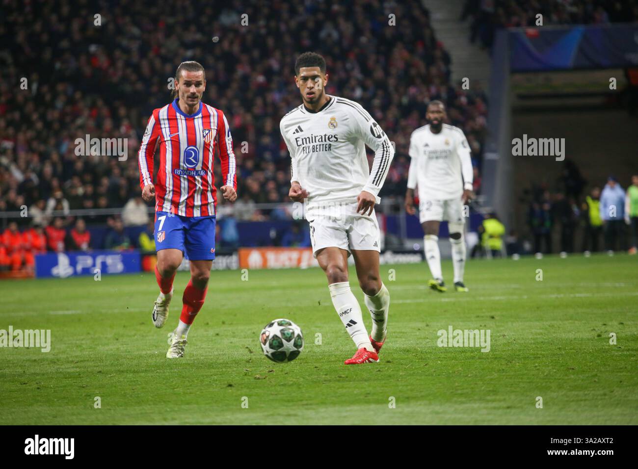 Madrid, Espagne, 12 mars 2025 : Jude Bellingham (5, R) du Real Madrid passe le ballon à Antoine ...