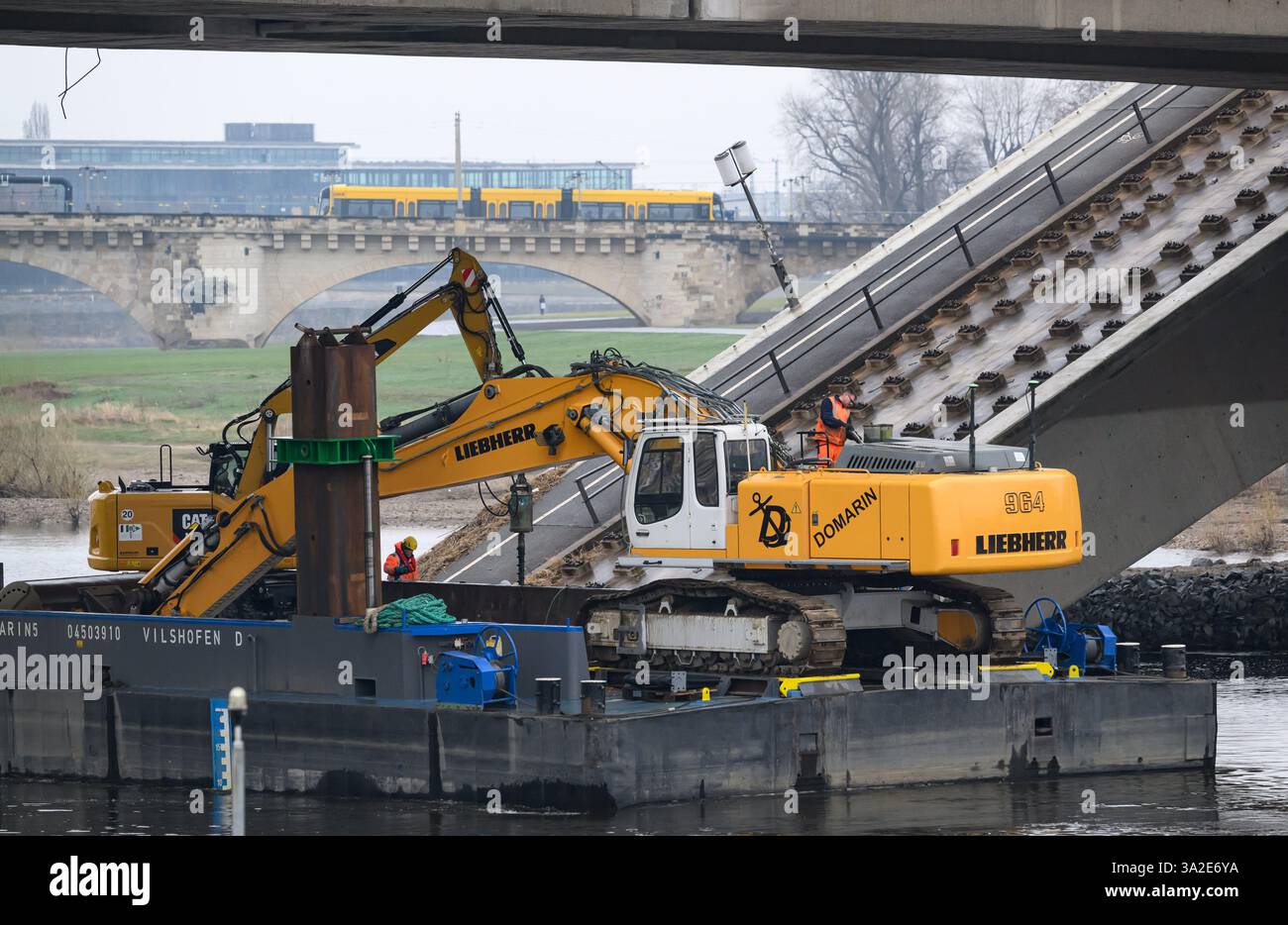 Dresde, Allemagne. 13 mars 2025. Le fairway dans la zone du pont Carola ...