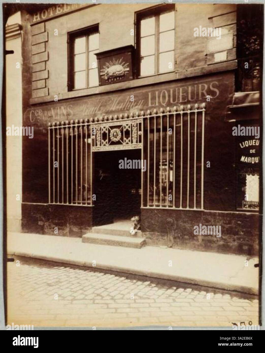 La photographie d'Eugène Atget montre la devanture d'une boutique ...