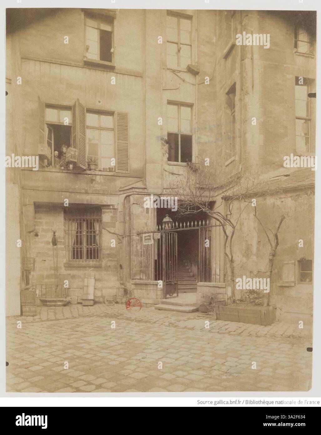La photographie d’Eugène Atget de la Cour de Rouen (ou Rohan) montre ...