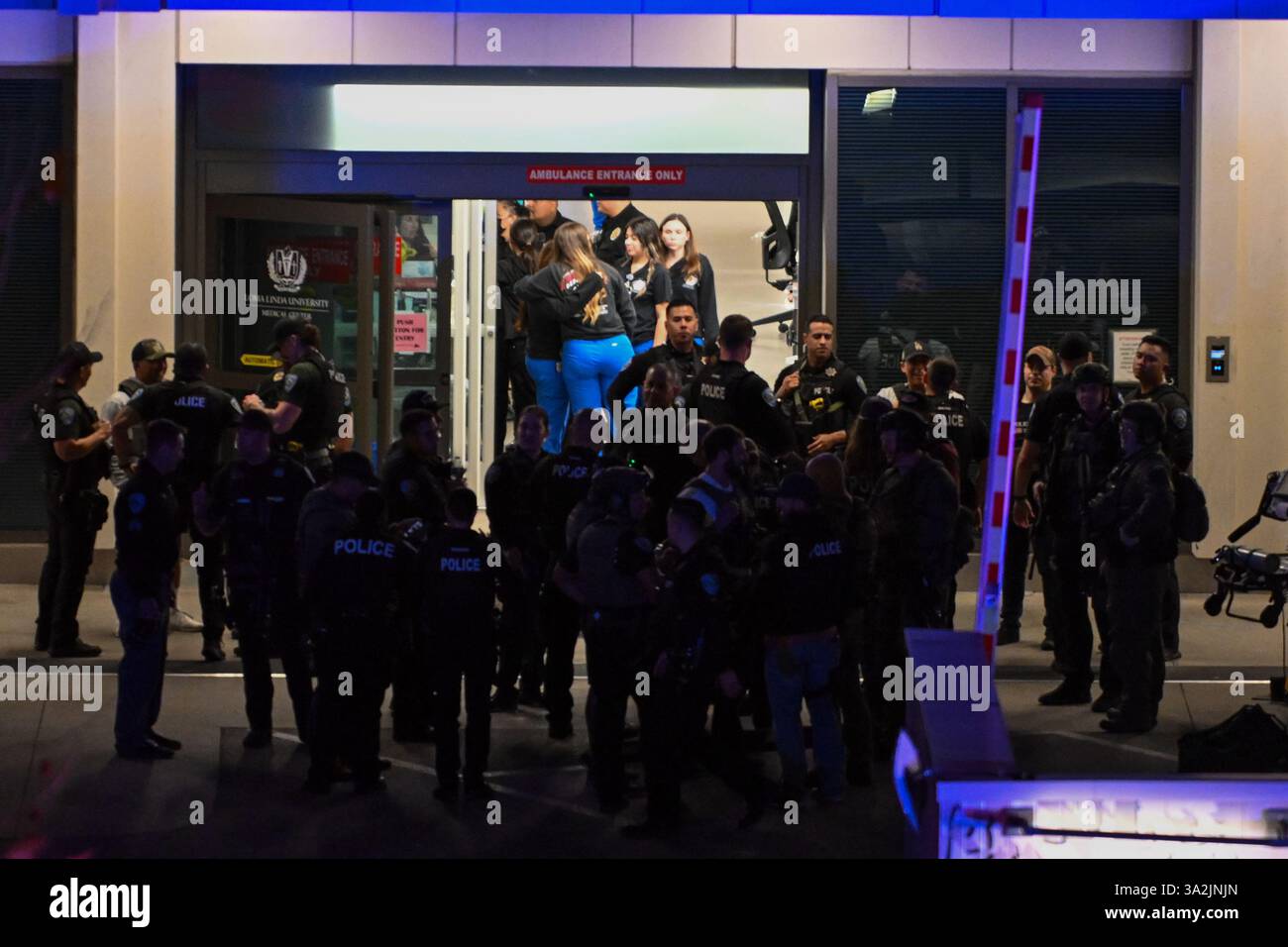 Les infirmières s’embrassent après que la police a répondu à un appel ...