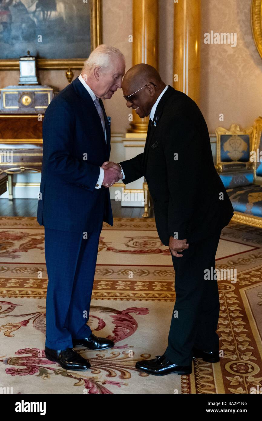 Le roi Charles III tient une audience avec Sir Errol Charles Gouverneur ...