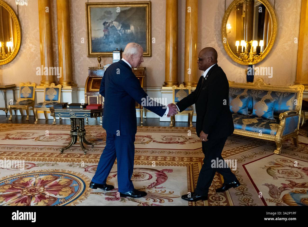Le roi Charles III tient une audience avec Sir Errol Charles Gouverneur ...