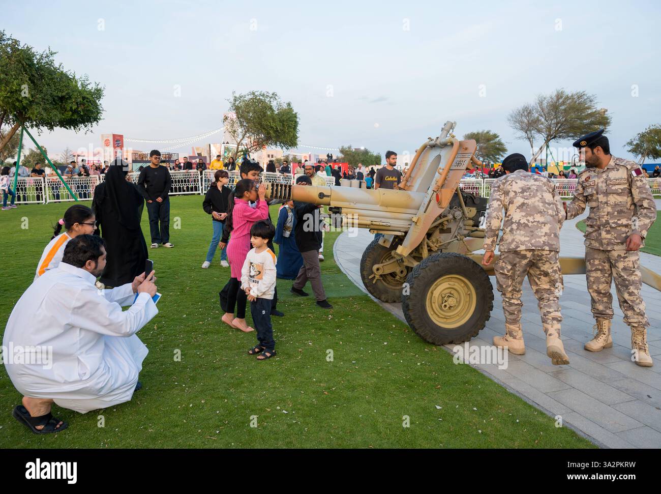 Ramadan Iftar Cannon 2025 à Doha, Qatar des enfants posent pour des ...