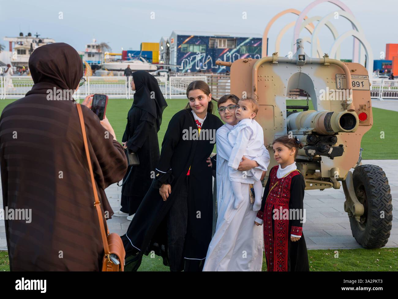 Ramadan Iftar Cannon 2025 à Doha, Qatar des enfants posent pour des ...