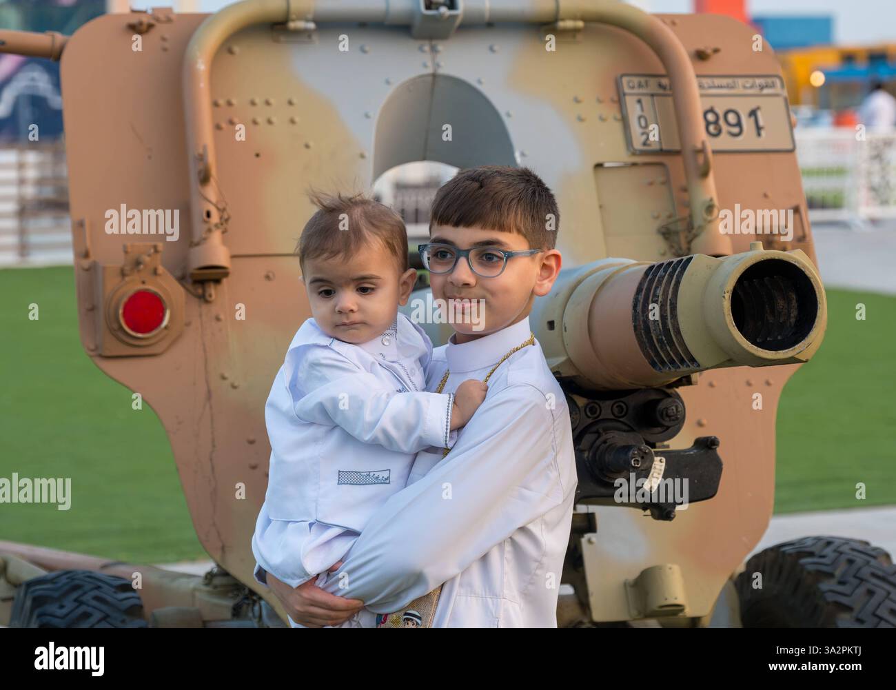 Ramadan Iftar Cannon 2025 à Doha, Qatar des enfants posent pour des ...