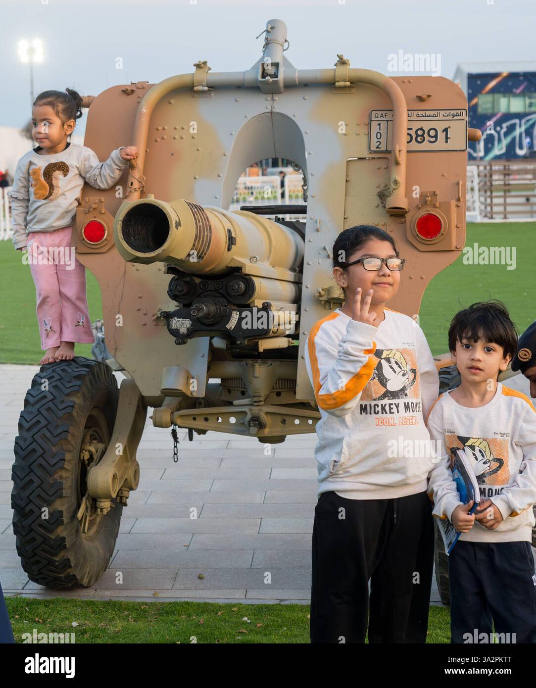 Ramadan Iftar Cannon 2025 à Doha, Qatar des enfants posent pour des ...