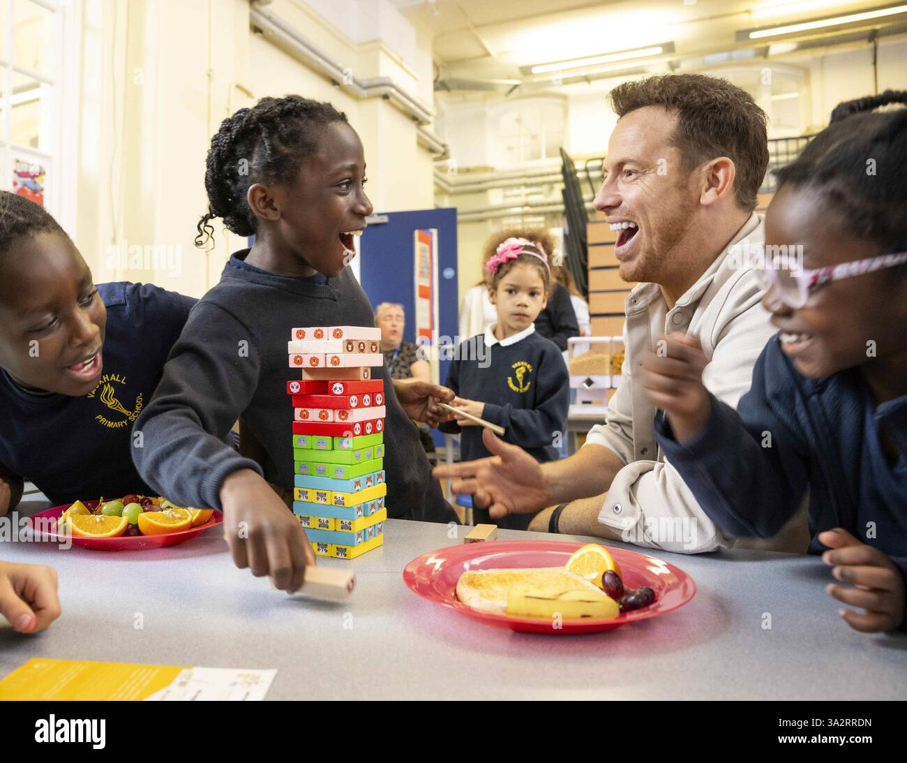 0001 JEUDI 10 OCTOBRE USAGE ÉDITORIAL SEUL Joe Swash mange le petit ...