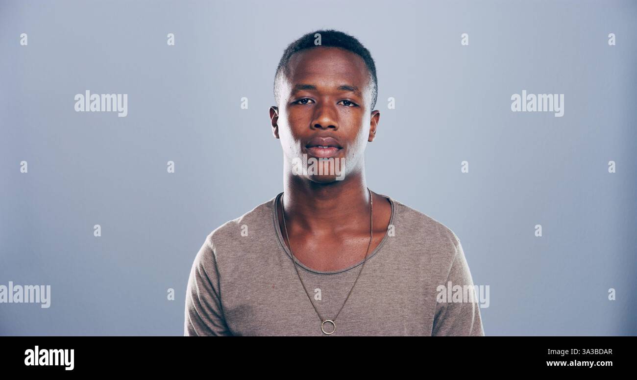 Espace, étudiant ou portrait d'homme noir en studio pour le ...