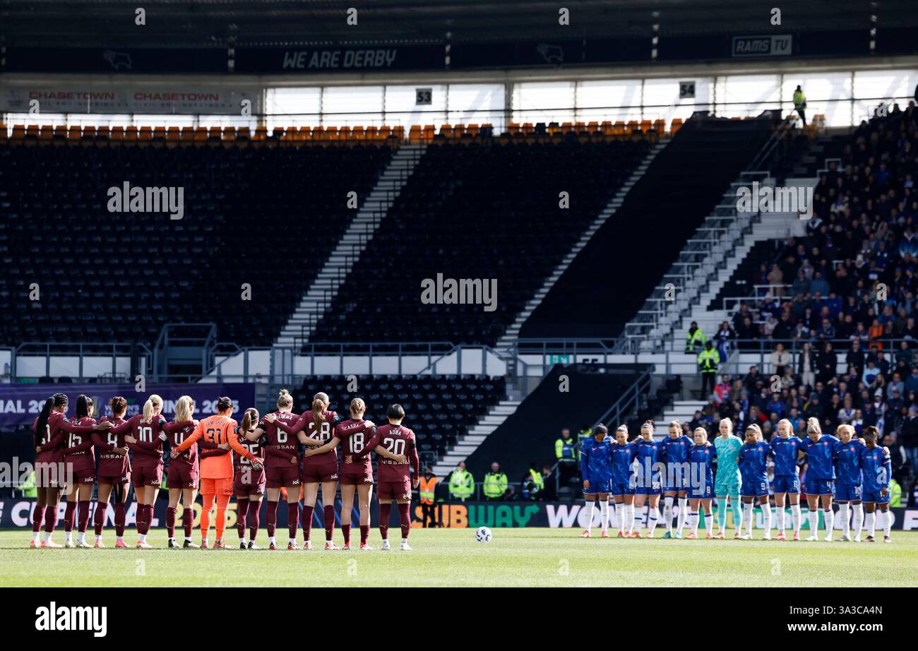 Les joueuses observent une minute de silence en mémoire du regretté ...