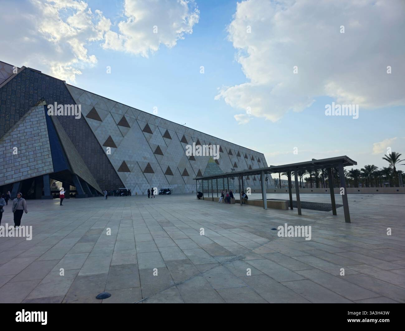 Gizeh, Égypte, 22 février 2025 : la partie extérieure du Grand Musée ...