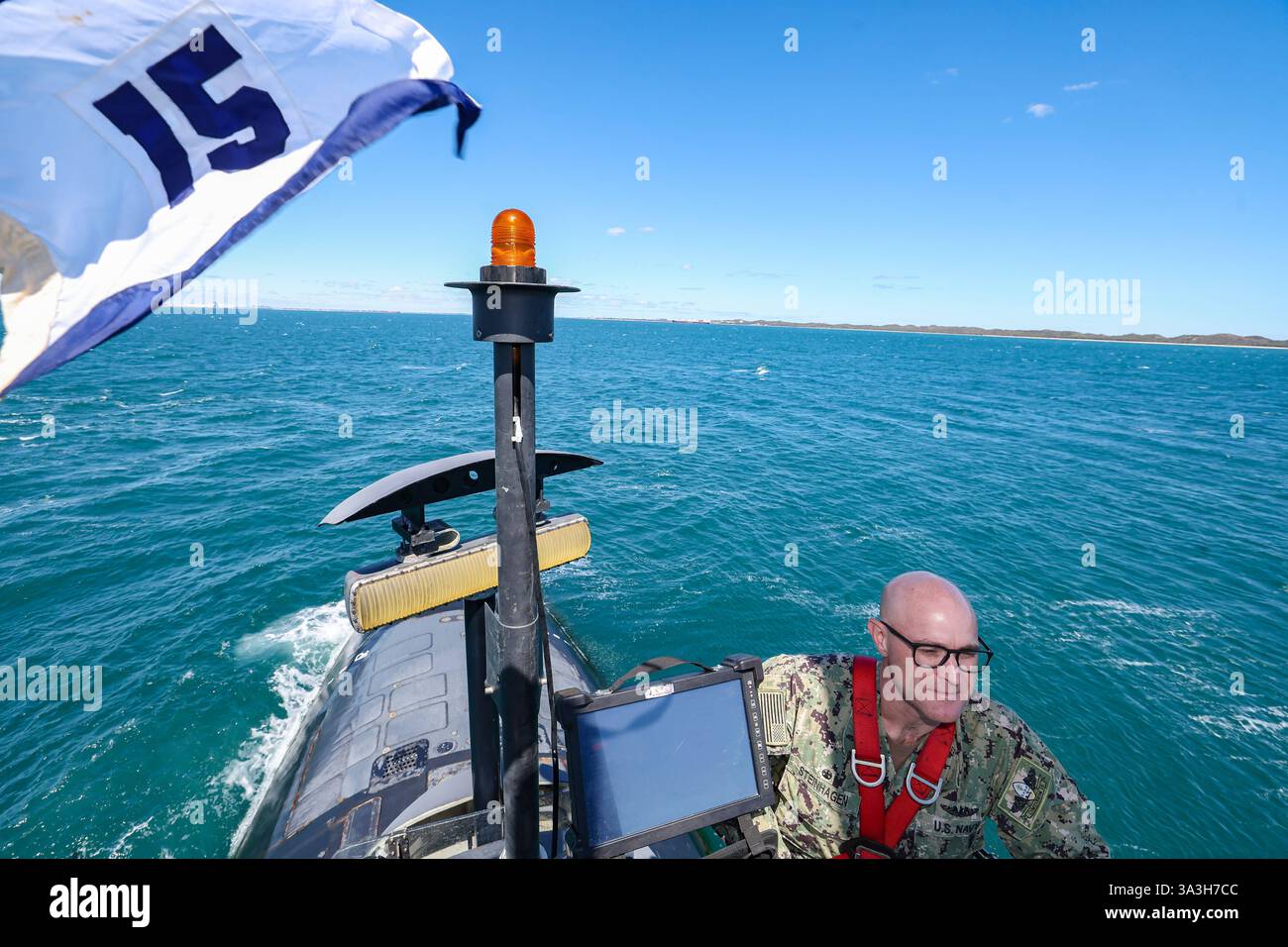 Capitaine Neil Stein Hagen Submarine Squadron 15 Commodore sur le pont ...