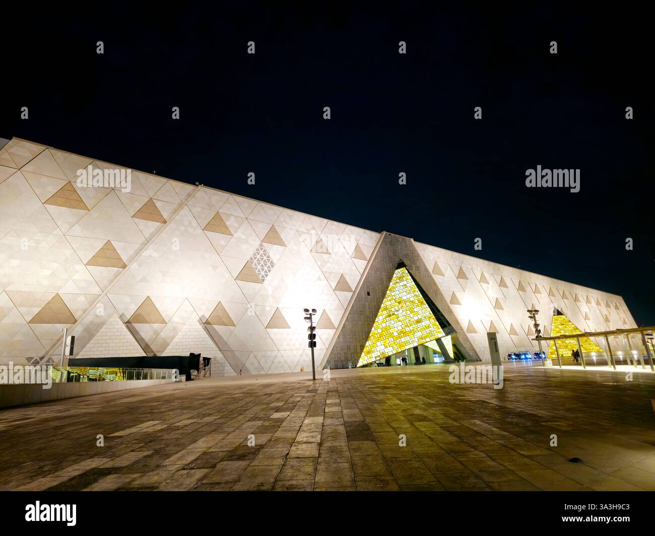 Gizeh, Égypte, 22 février 2025 : L'extérieur du Grand Musée égyptien ...