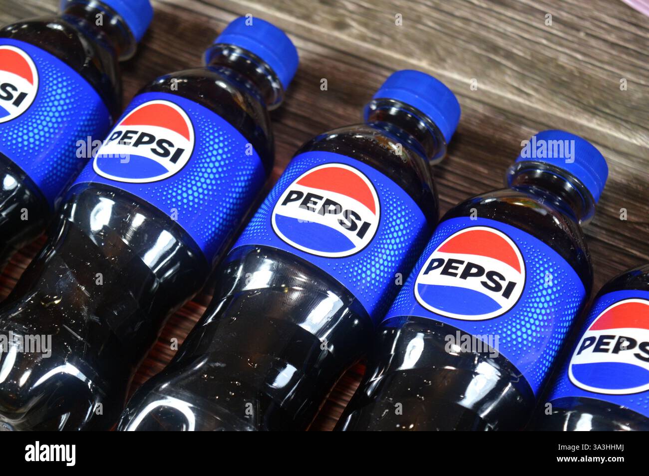 Le Caire, Égypte, 13 février 2025 : bouteilles Pepsi, bouteilles à ...